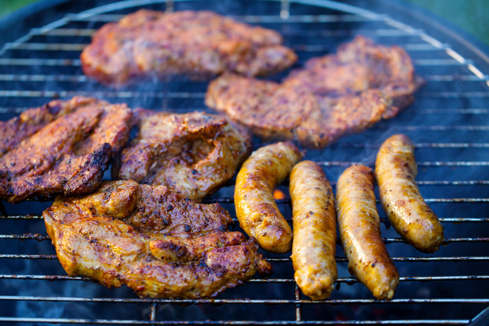 Vegan kicks off at neighbour BBQing meat due to the smell